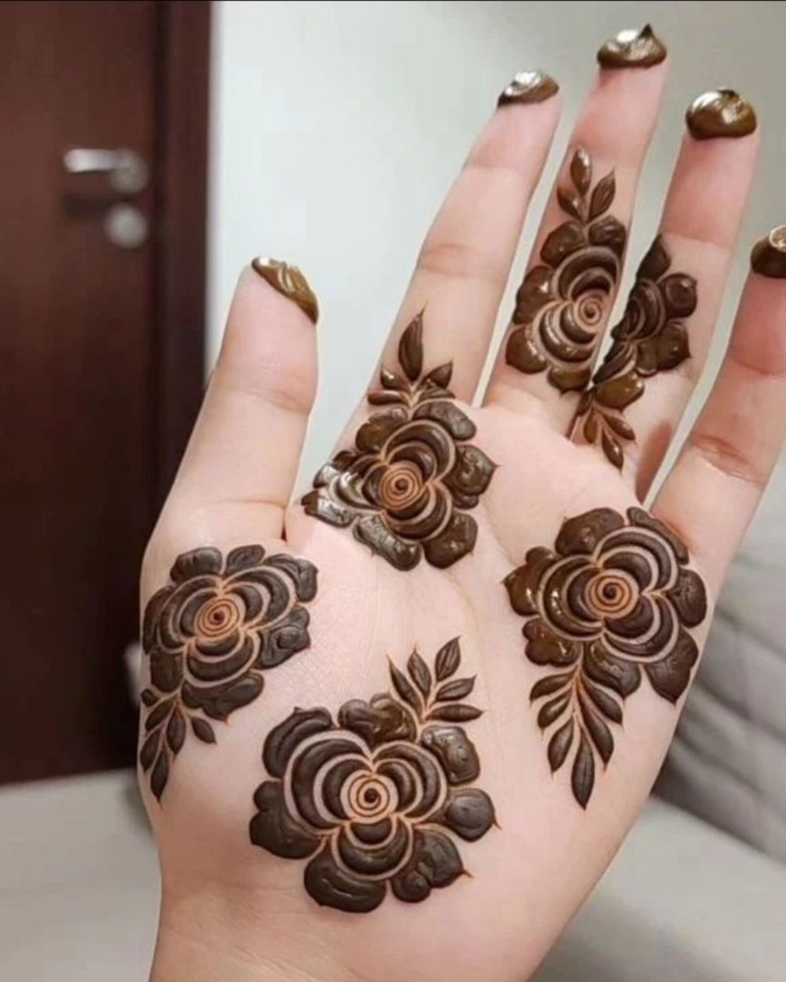 Beautiful Flower Simple Mehndi Design flower for the front hand.